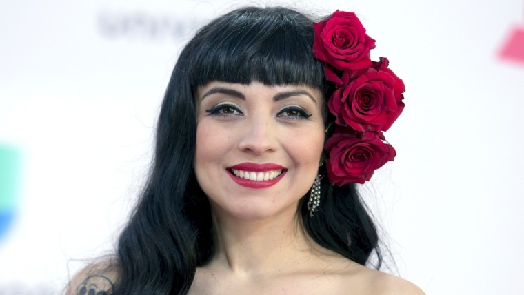 Mon Laferte inaugura su primera exposición como artista plástica y te ...